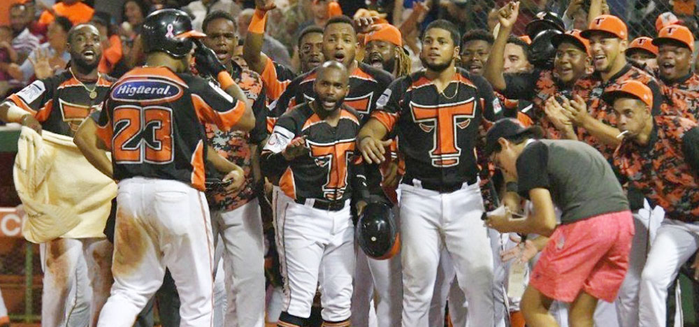 Toros hacen historia y se colocan a un paso del título